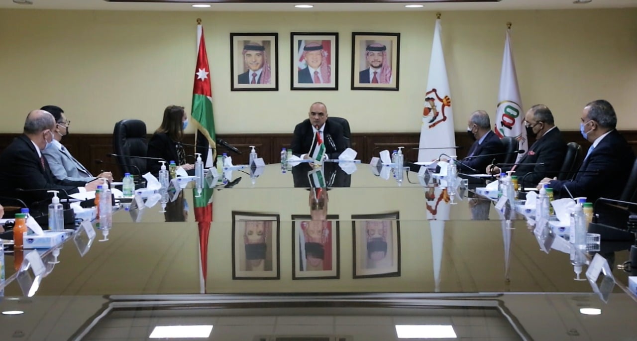 الخصاونة: نسعى بكل السبل لتجنب الحظر الشامل | شرق وغرب | وكالة عمون ...